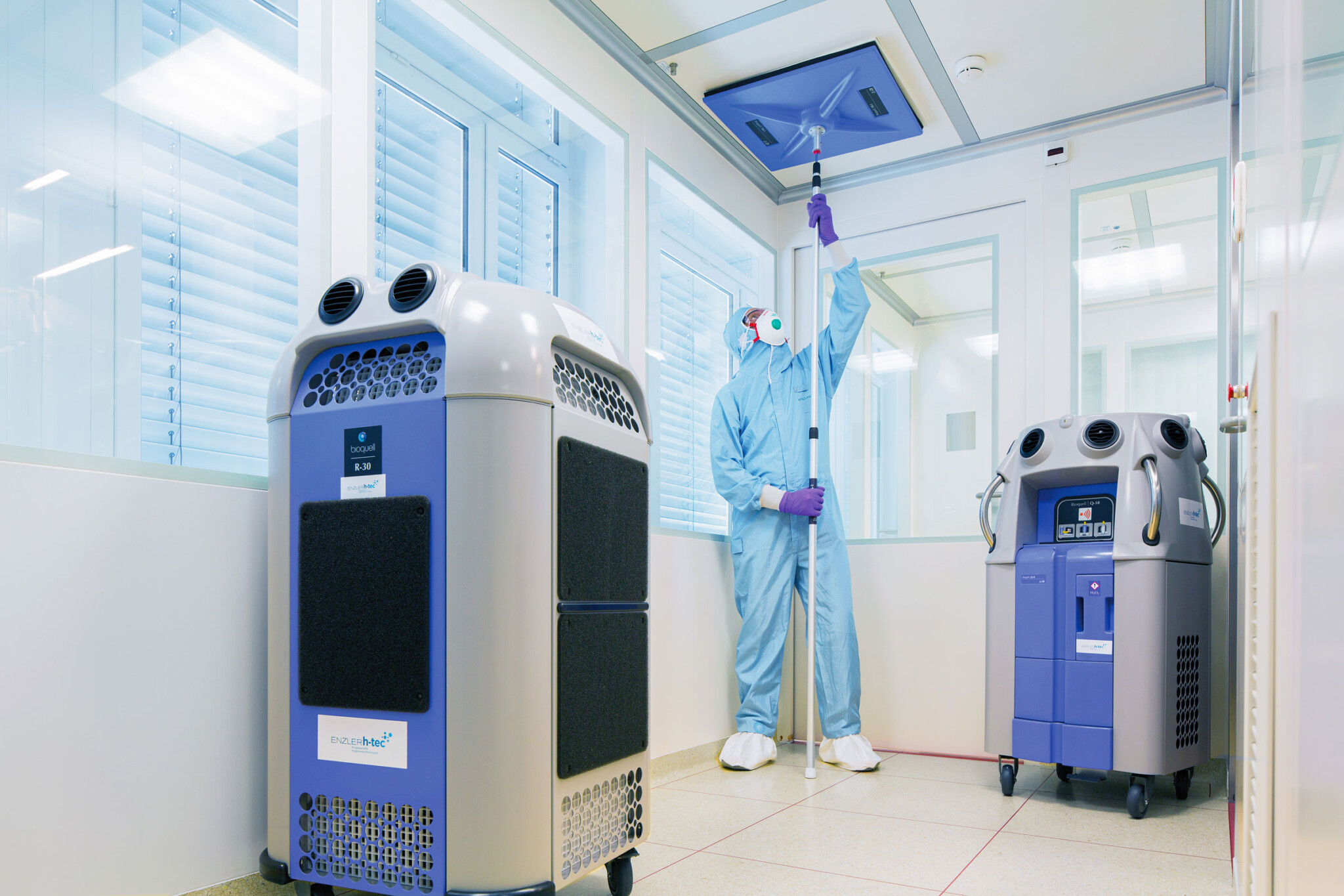 Efficient room decontamination with hydrogen peroxide (H₂O₂ ...